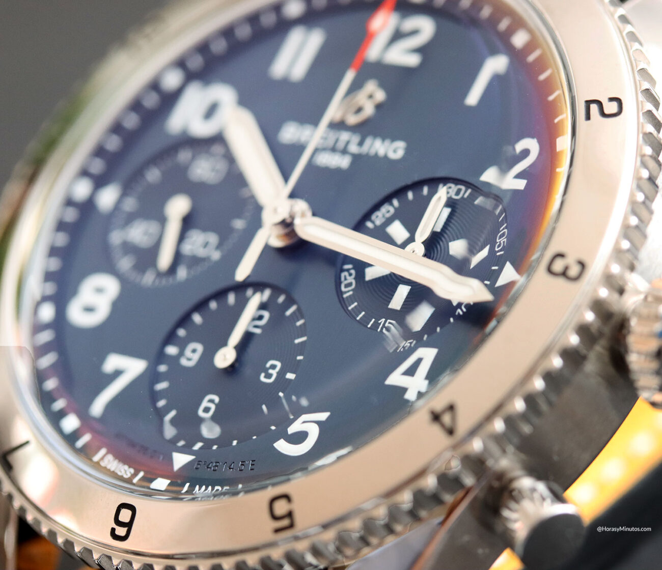 Breitling Classic AVI Chronograph 42. Fotos en vivo y precio - Horas y ...