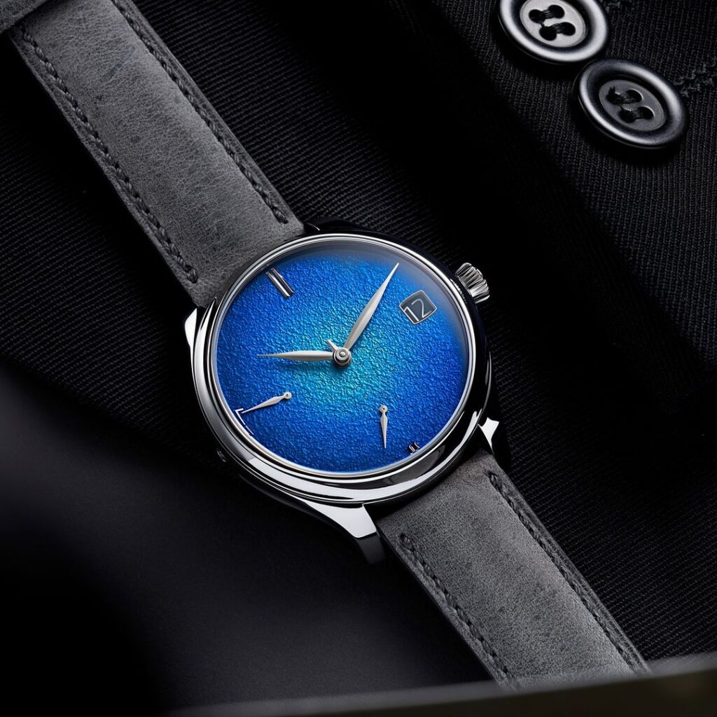 Moser Endeavour Perpetual Calendar Tantalum Blue Enamel - Horas y Minutos